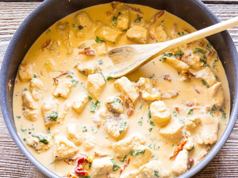 Chicken on cubes in sauce - Tuetego